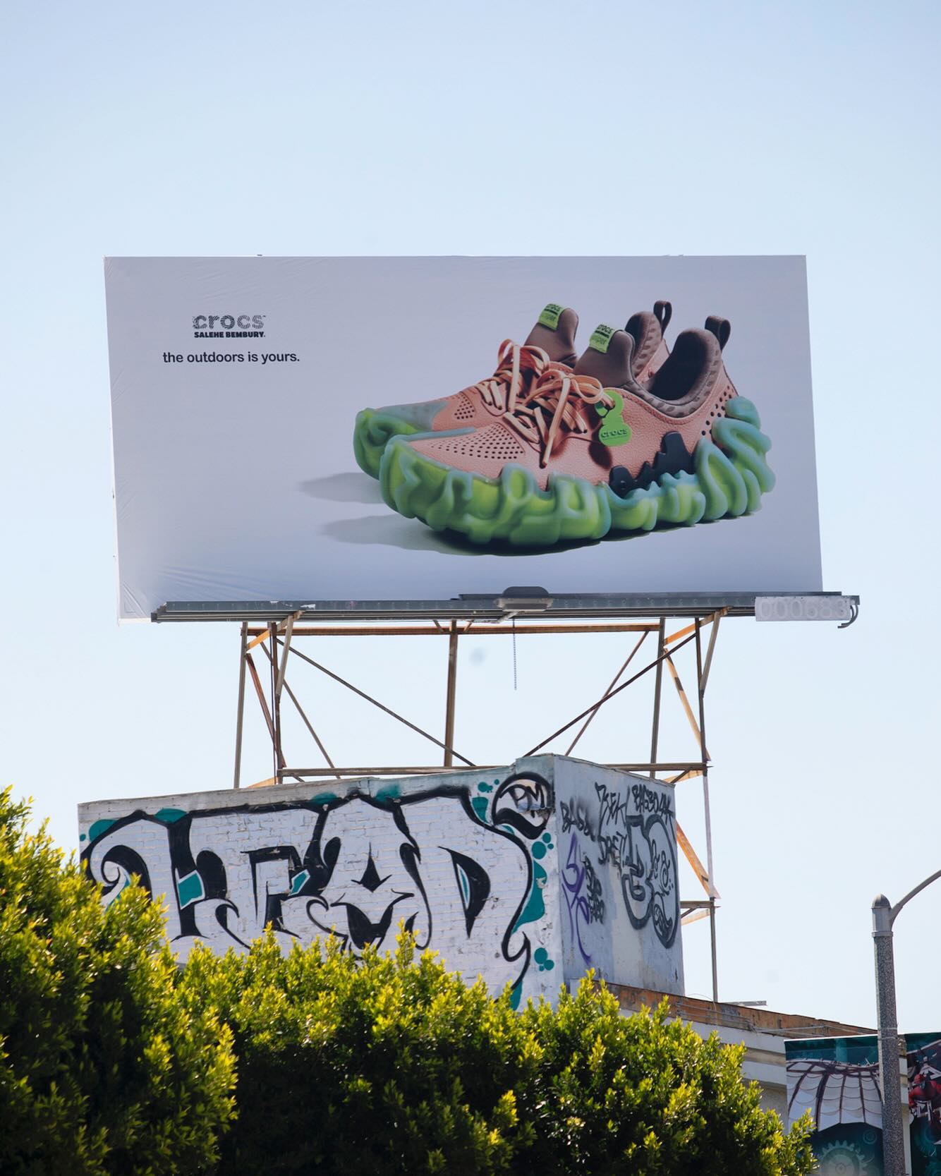 Crocs presentó su nuevo modelo y color "Tahini" de zapatilla x Salehe ...