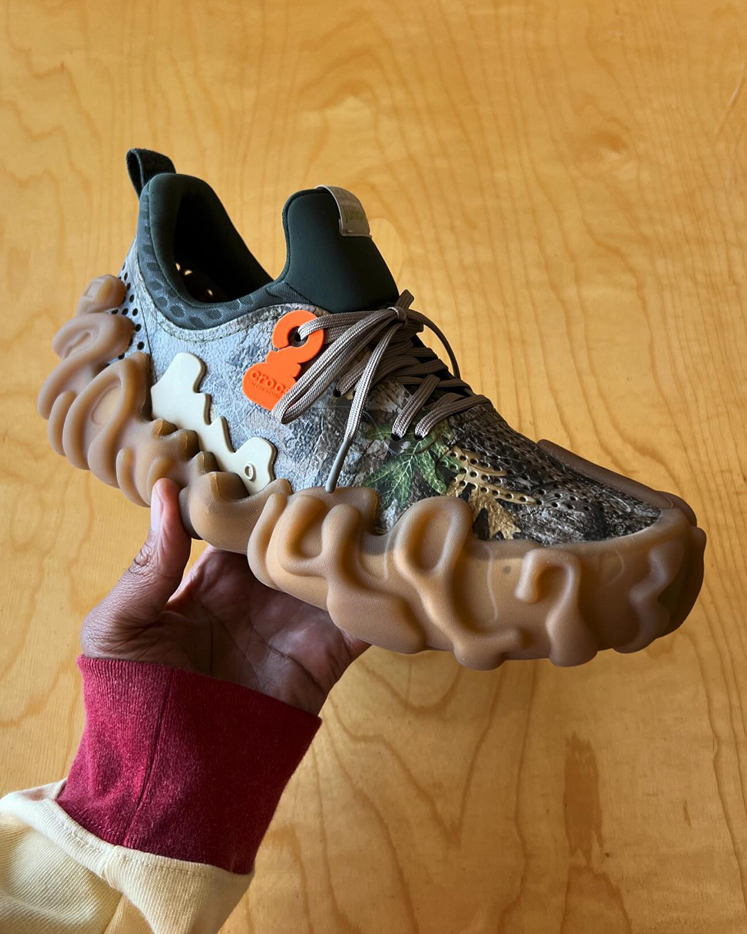 Crocs presentó su nuevo modelo y color "Tahini" de zapatilla x Salehe ...