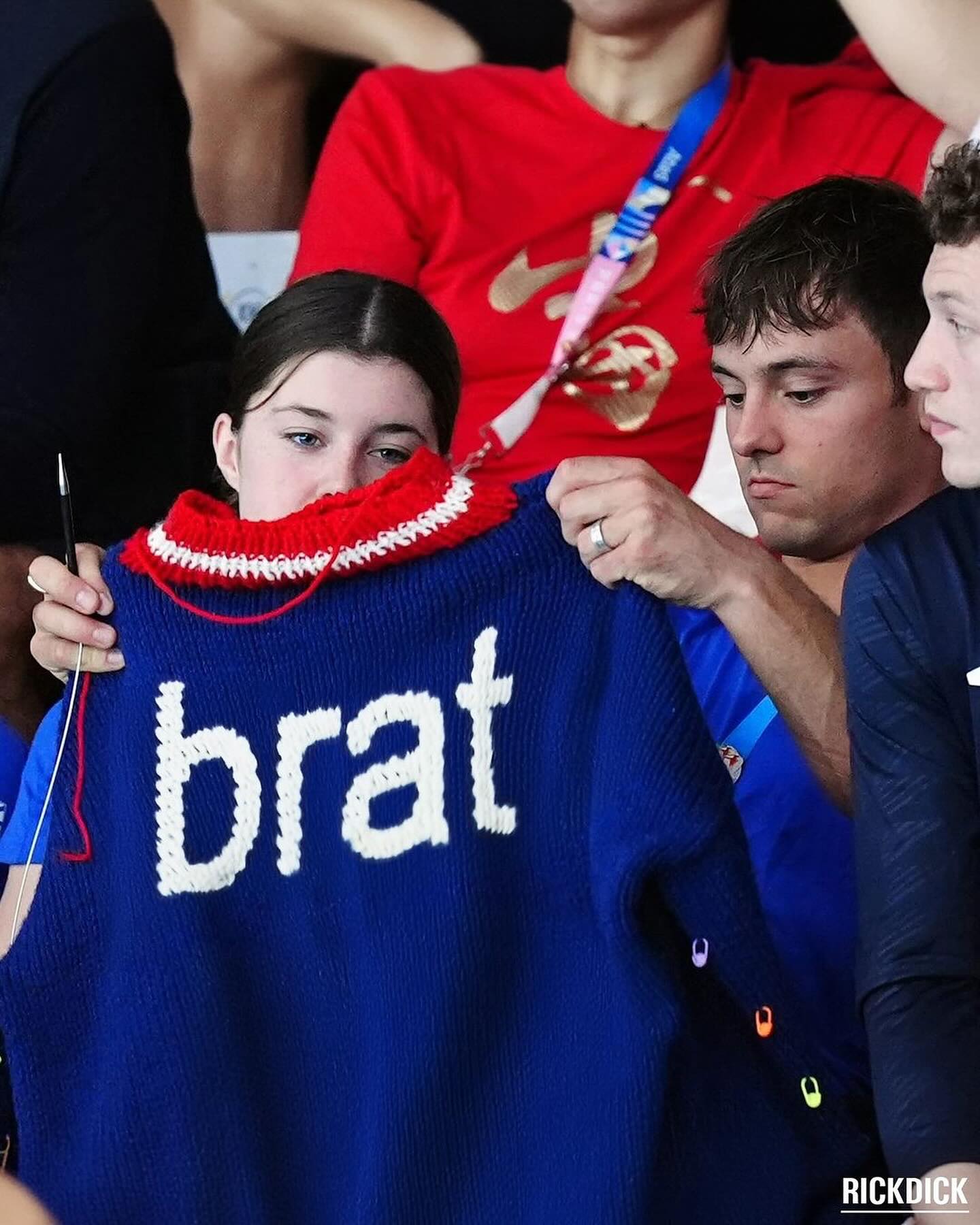 Tom Daley estrenó su nuevo sweater ¡tejido en la piscina de París 2024 ...