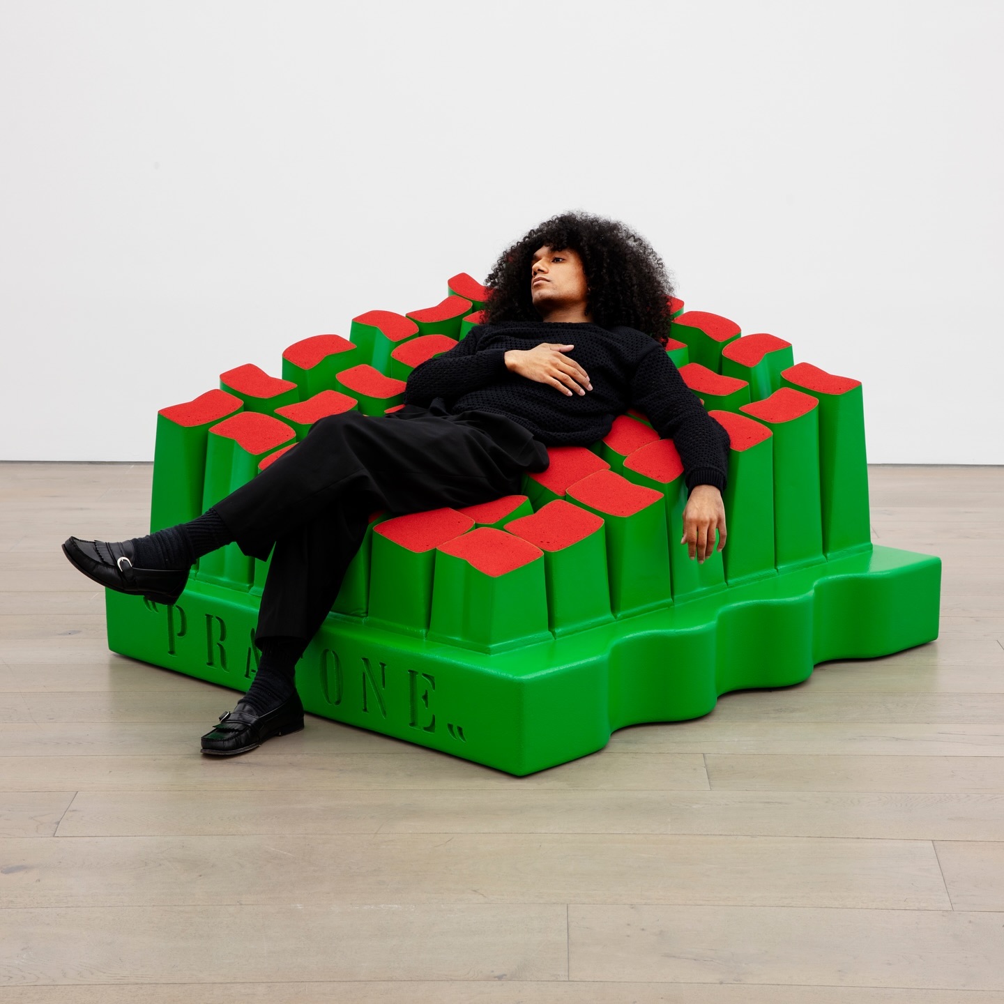 Así es el rediseño del icónico asiento PRATONE de Gufram según MSCHF ...