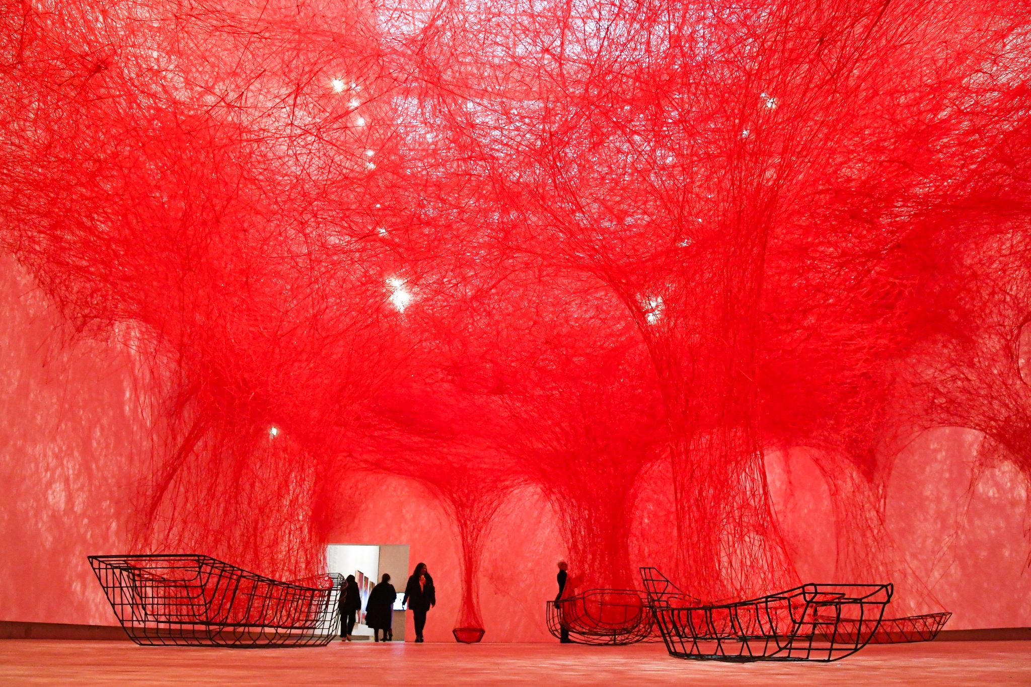 La espectacular exposición de Chiharu Shiota que conmueve París ...