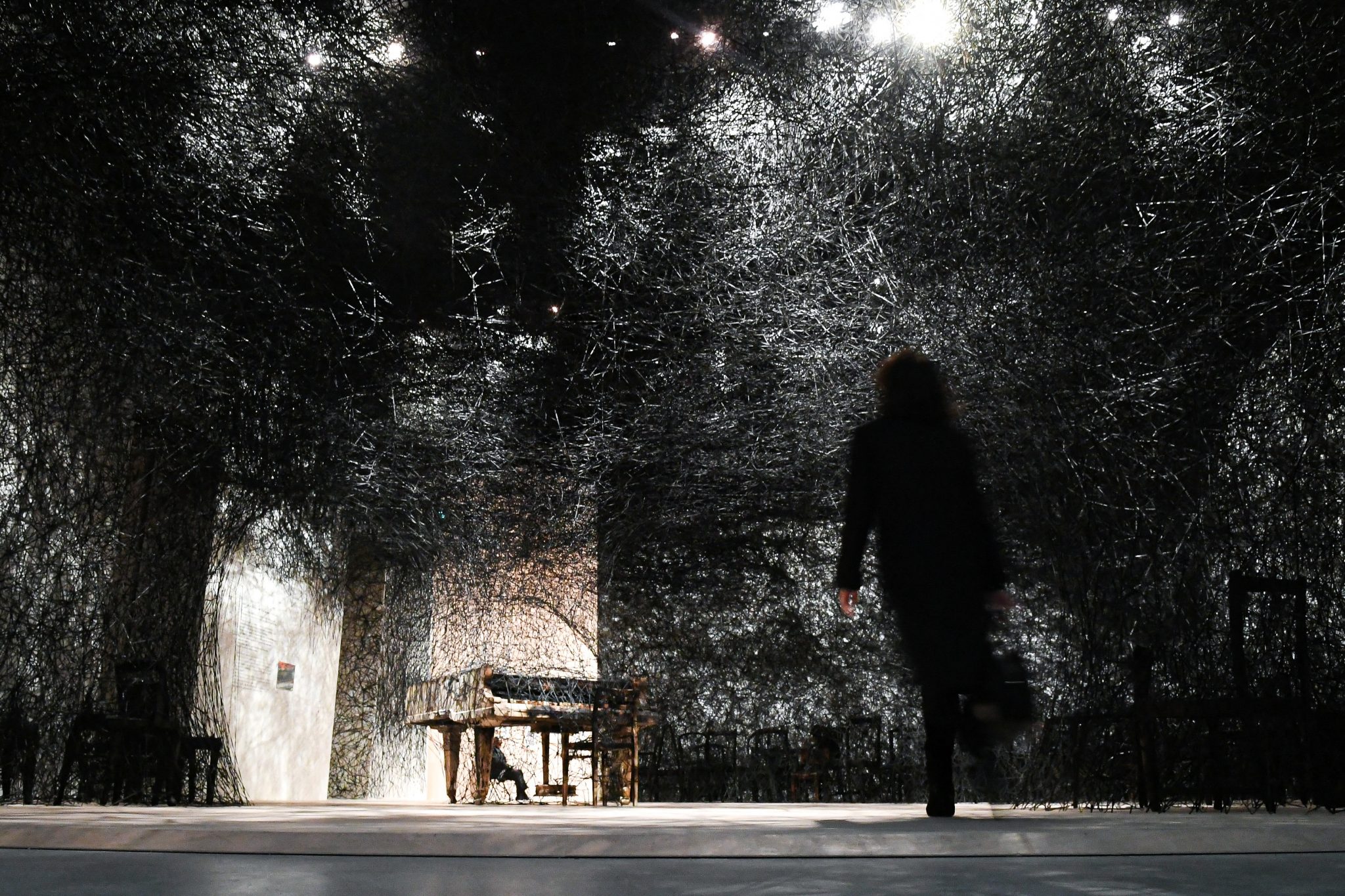 La espectacular exposición de Chiharu Shiota que conmueve París ...