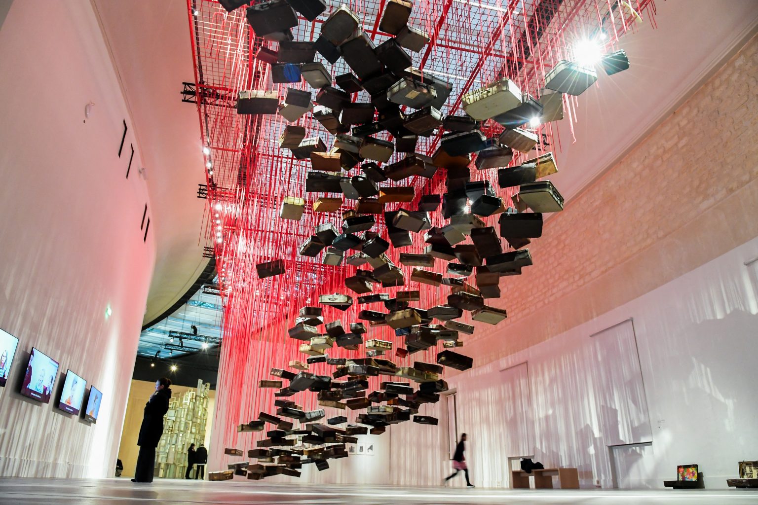 La espectacular exposición de Chiharu Shiota que conmueve París ...
