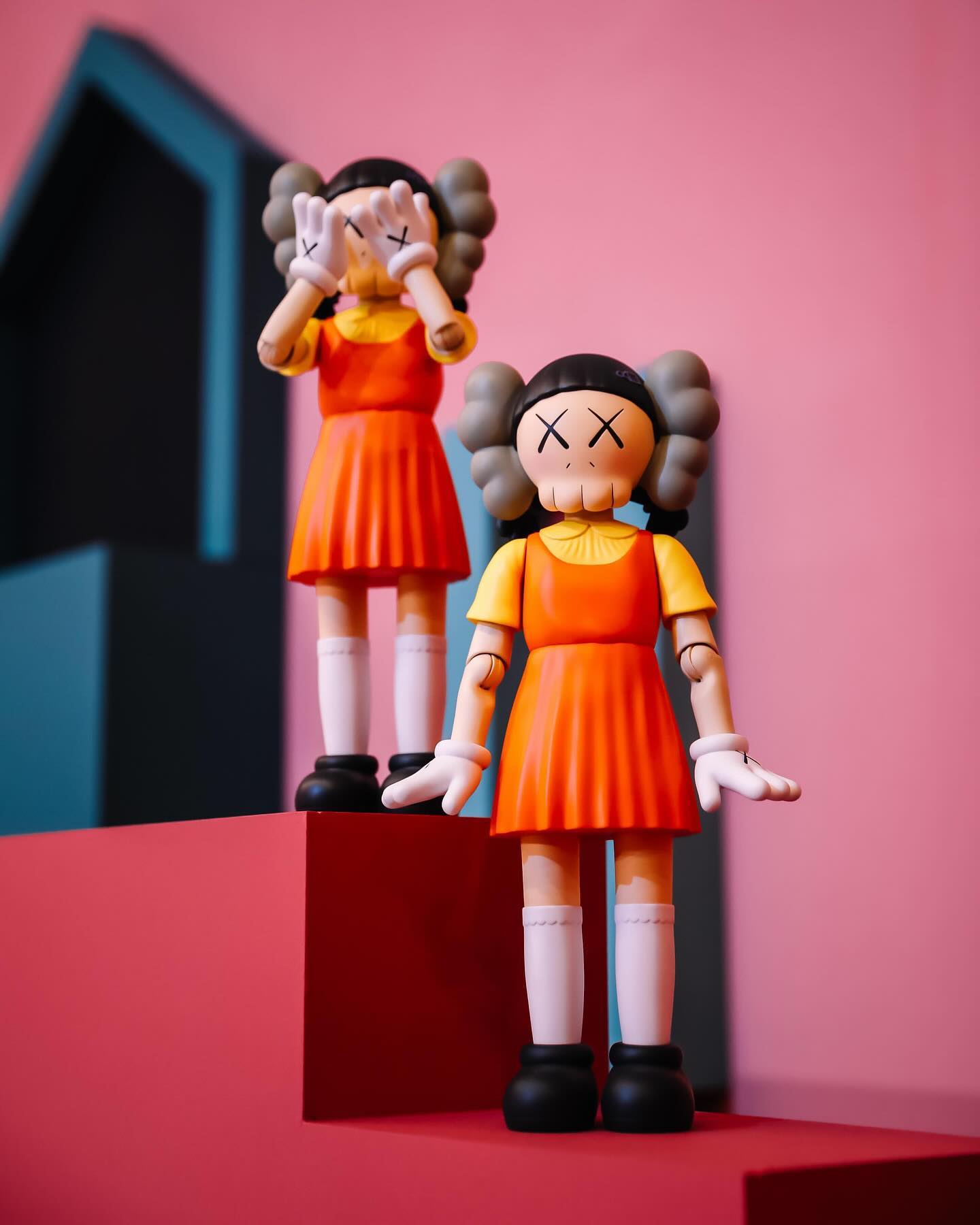 KAWS y El Juego del Calamar presentaron una colaboración de muñecas Young-Hee… ¡y son un boom ...