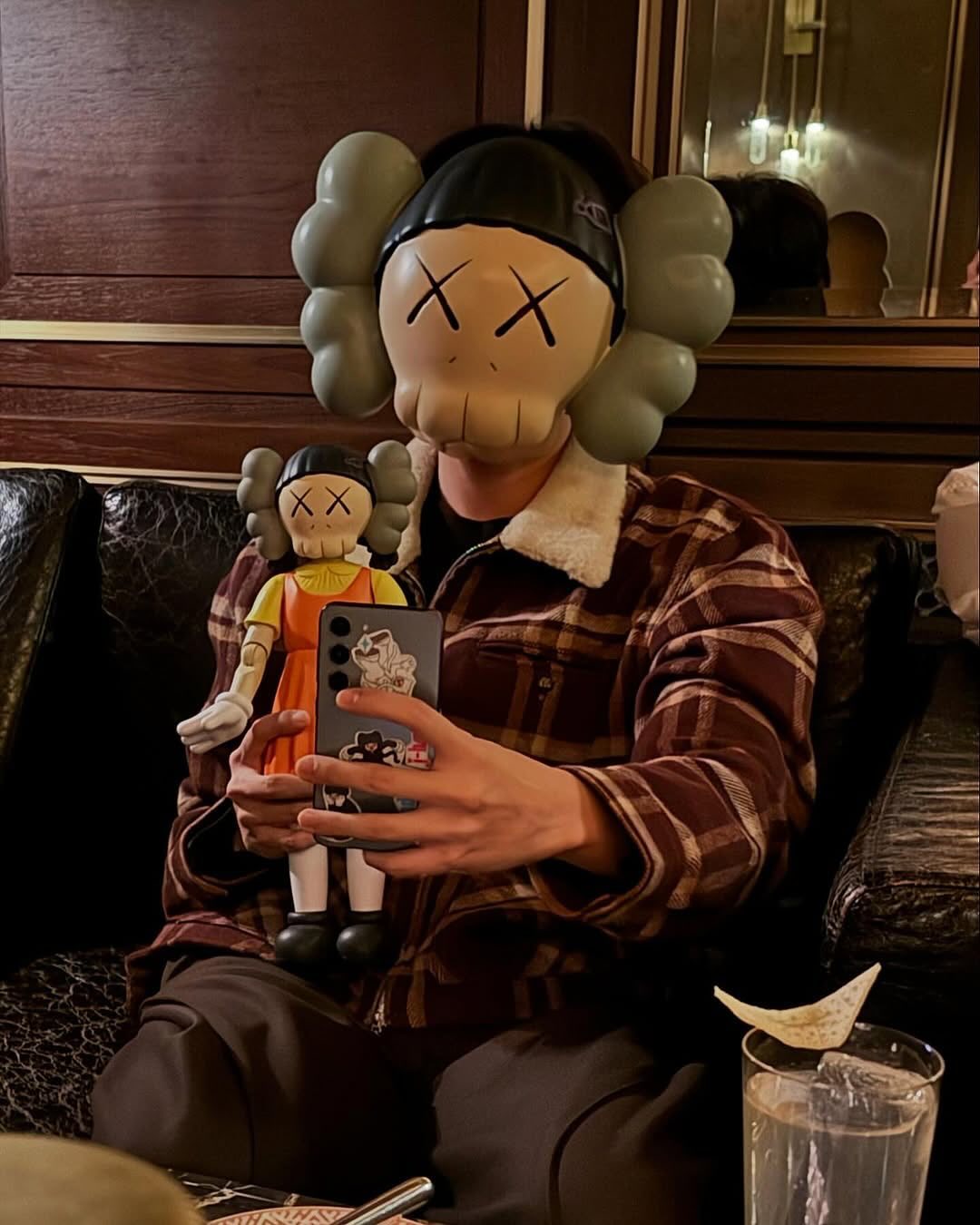 KAWS y El Juego del Calamar presentaron una colaboración de muñecas Young-Hee… ¡y son un boom ...