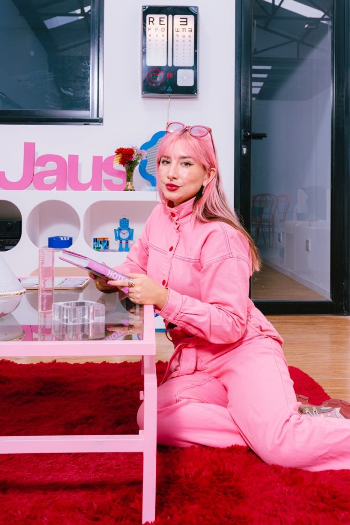 Melanie Anton Def: 10 datos esenciales y props fetiche de la directora ...